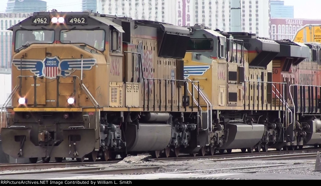 EB Hot Shot Manifest Frt at LV Roundhouse (1)